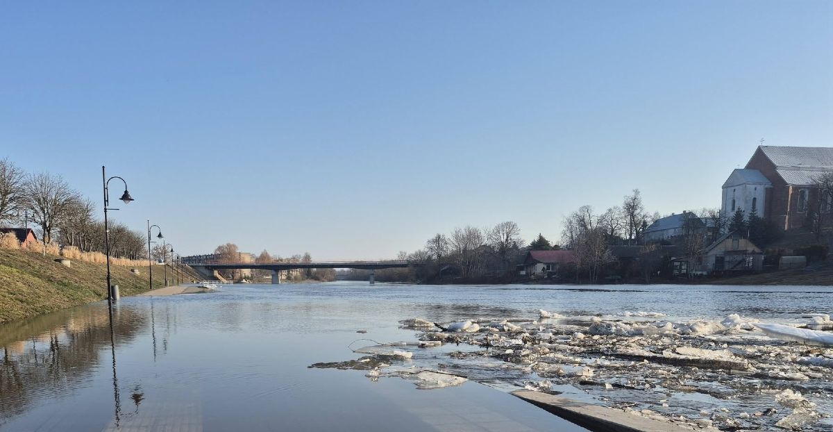 Kėdainiuose prasidėjo potvynis. Ledo sangrūdos užtvenkė upę, prasidėjo ...